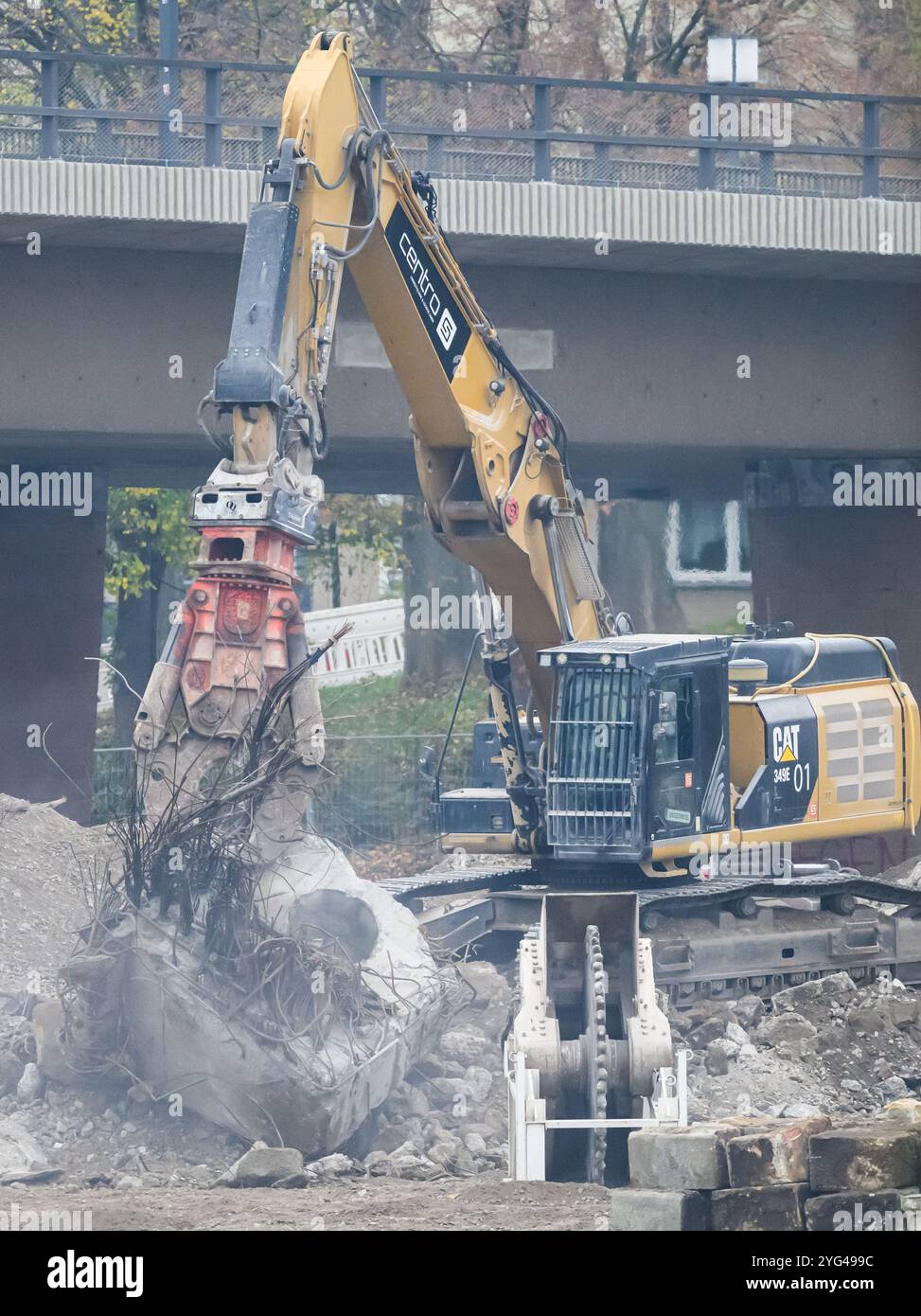 Dresden, Germany. 06th Nov, 2024. Excavators remove debris from the ...