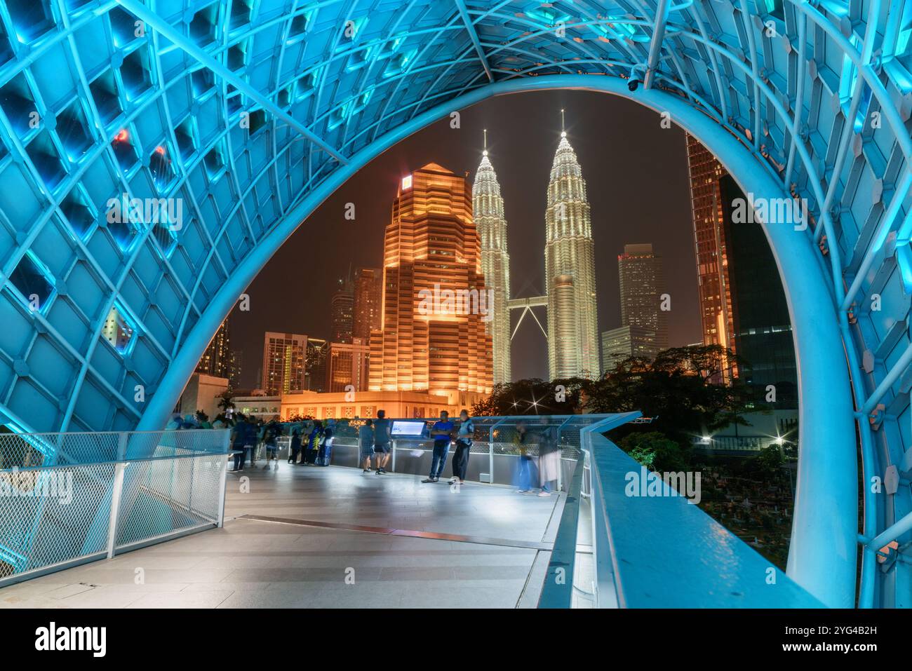 View of the Petronas Twin Towers through Saloma Link Bridge Stock Photo ...