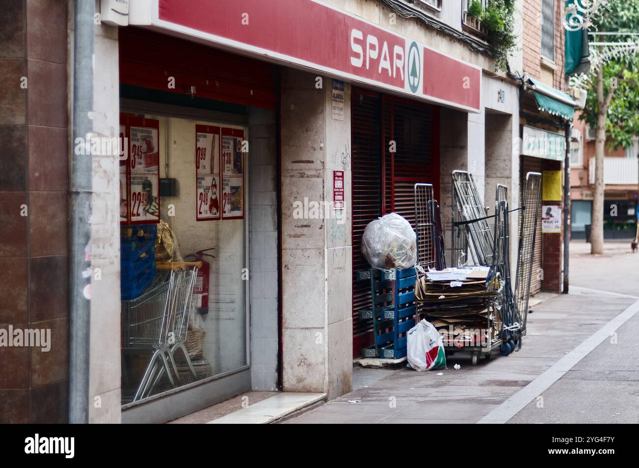Organized supermarket carts hi-res stock photography and images - Alamy