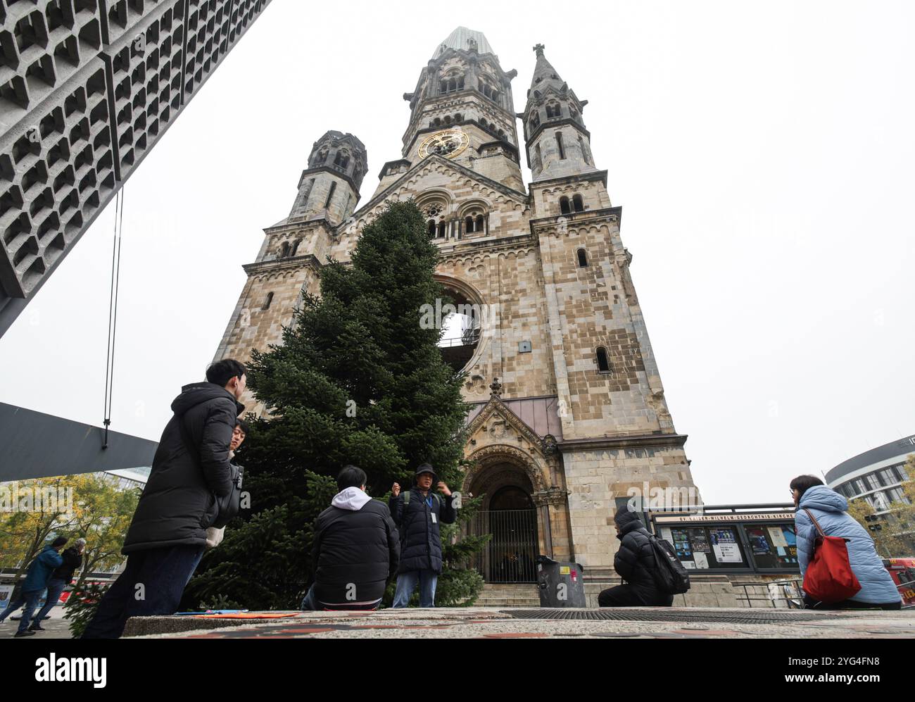 Berlin, Germany. 06th Nov, 2024. People sit in front of the undecorated ...