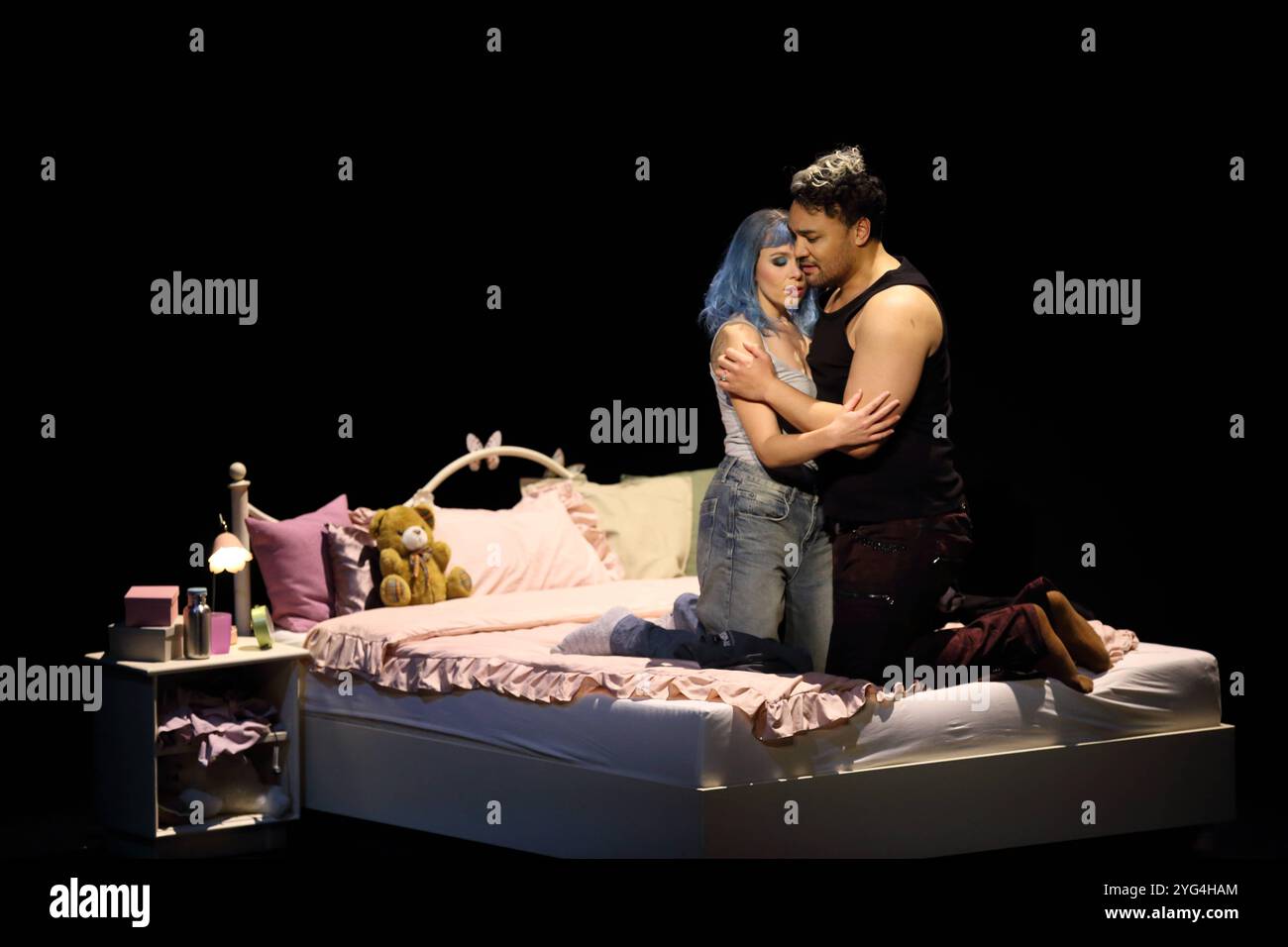 Elsa Dreisig als Juliette und Amitai Pati als Romeo während der ...