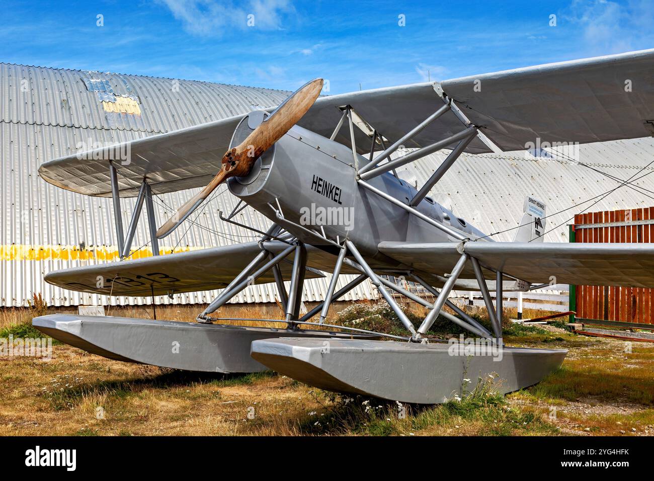 Old propeller plane hi-res stock photography and images - Alamy