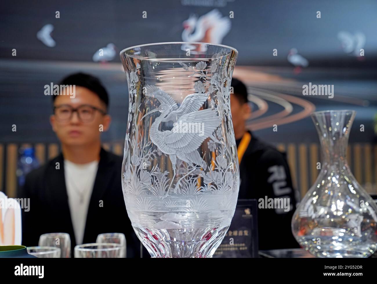 (241106) -- SHANGHAI, Nov. 6, 2024 (Xinhua) -- A crystal product under ...