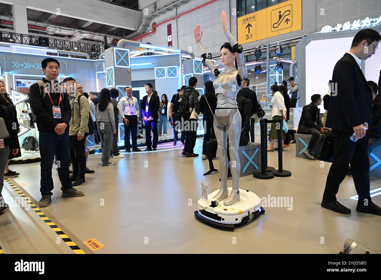 Shanghai, China. 06th Nov, 2024. SHANGHAI, CHINA - NOVEMBER 6, 2024 - Visitors watch a ...