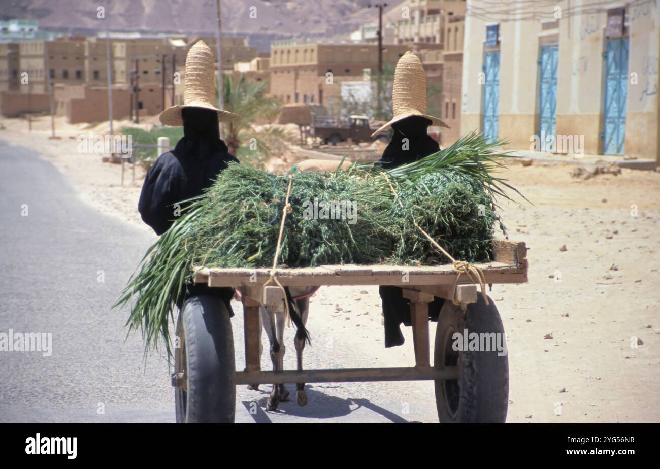Yemen traditional clothing hi-res stock photography and images - Alamy