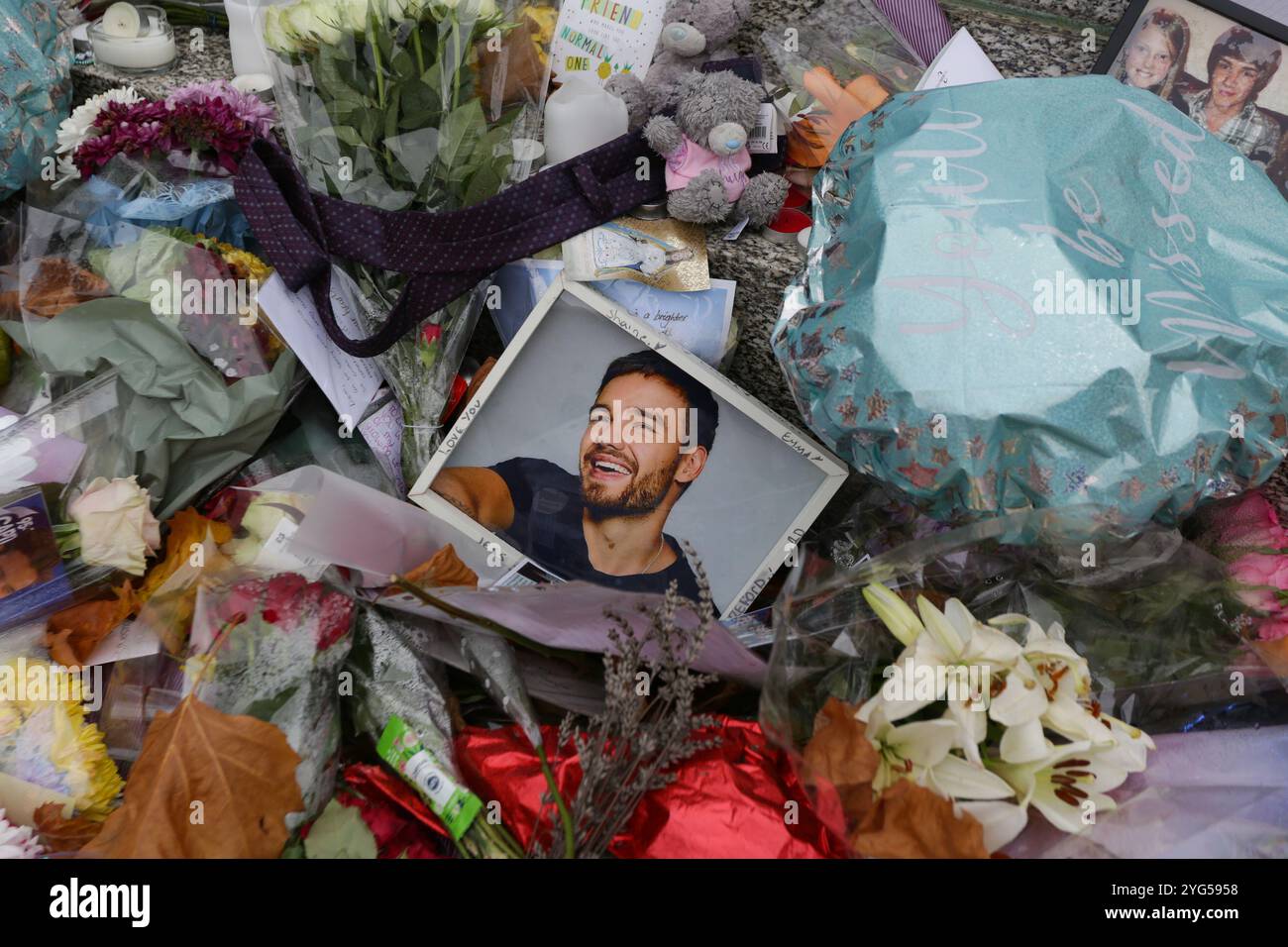 Wolverhampton, UK. 06th Nov, 2024. People pay tribute to Liam Payne at ...