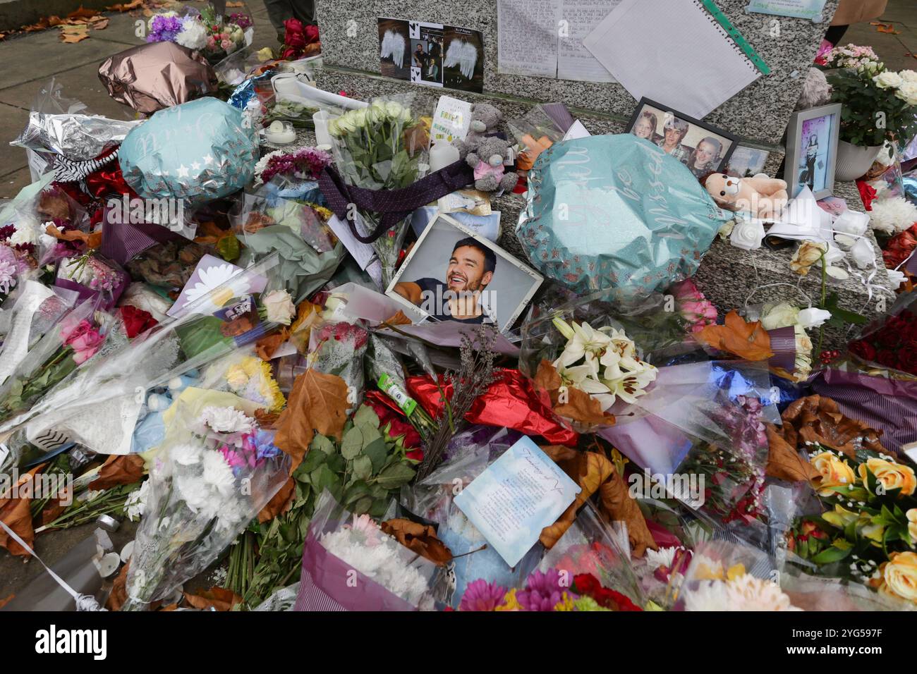 Wolverhampton, UK. 06th Nov, 2024. People pay tribute to Liam Payne at ...