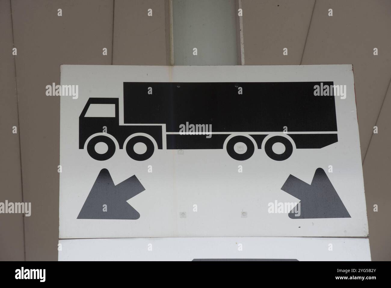 Road sign truck forwarding hi-res stock photography and images - Alamy