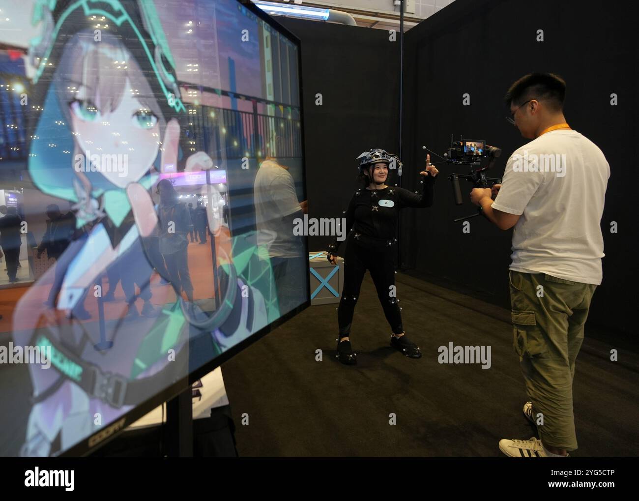 SHANGHAI, CHINA - NOVEMBER 6, 2024 - A staff member demonstrates full ...