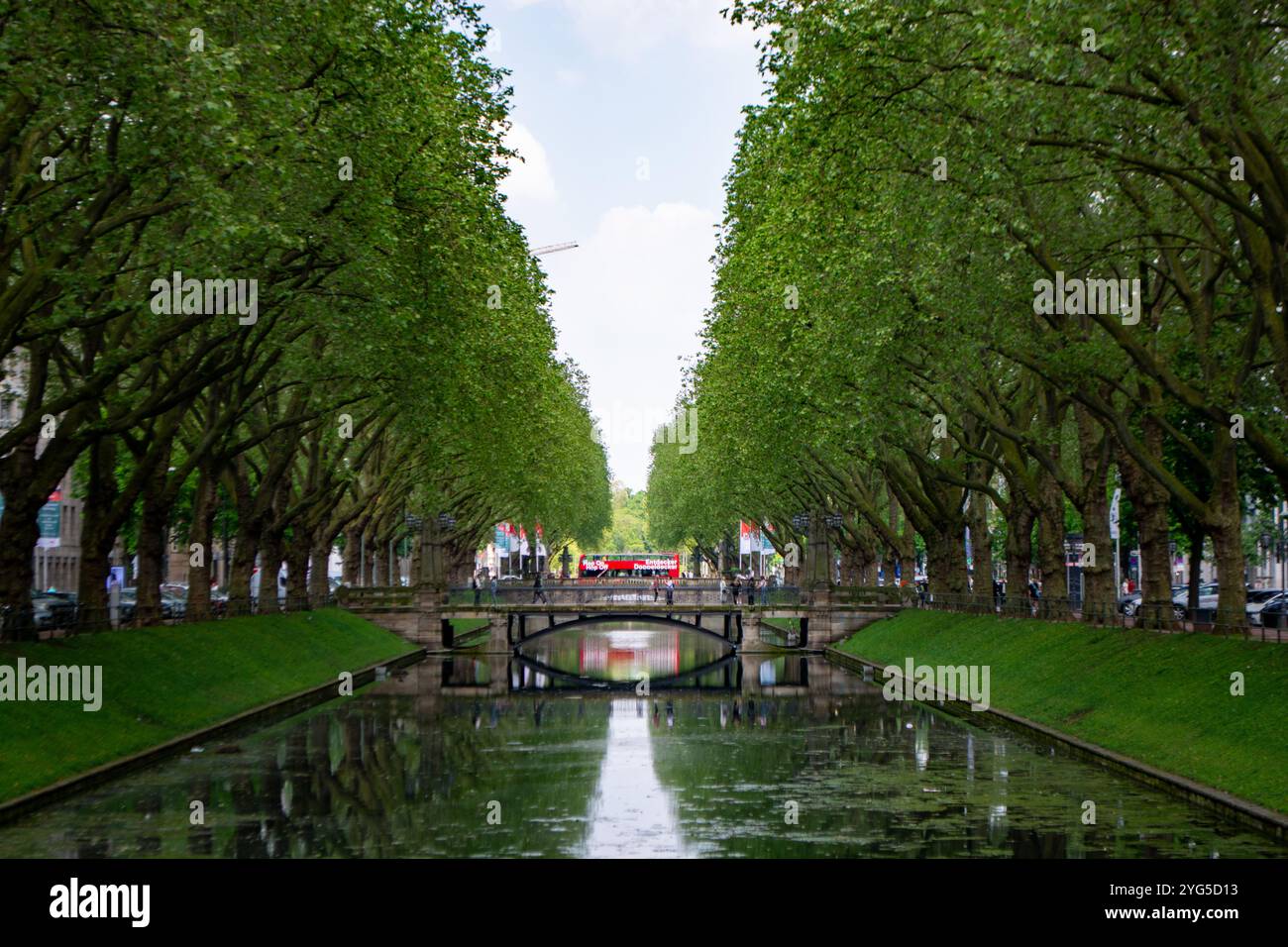 Park with Water Bassin Stadtgraben on Konigsallee in Dusseldorf ...