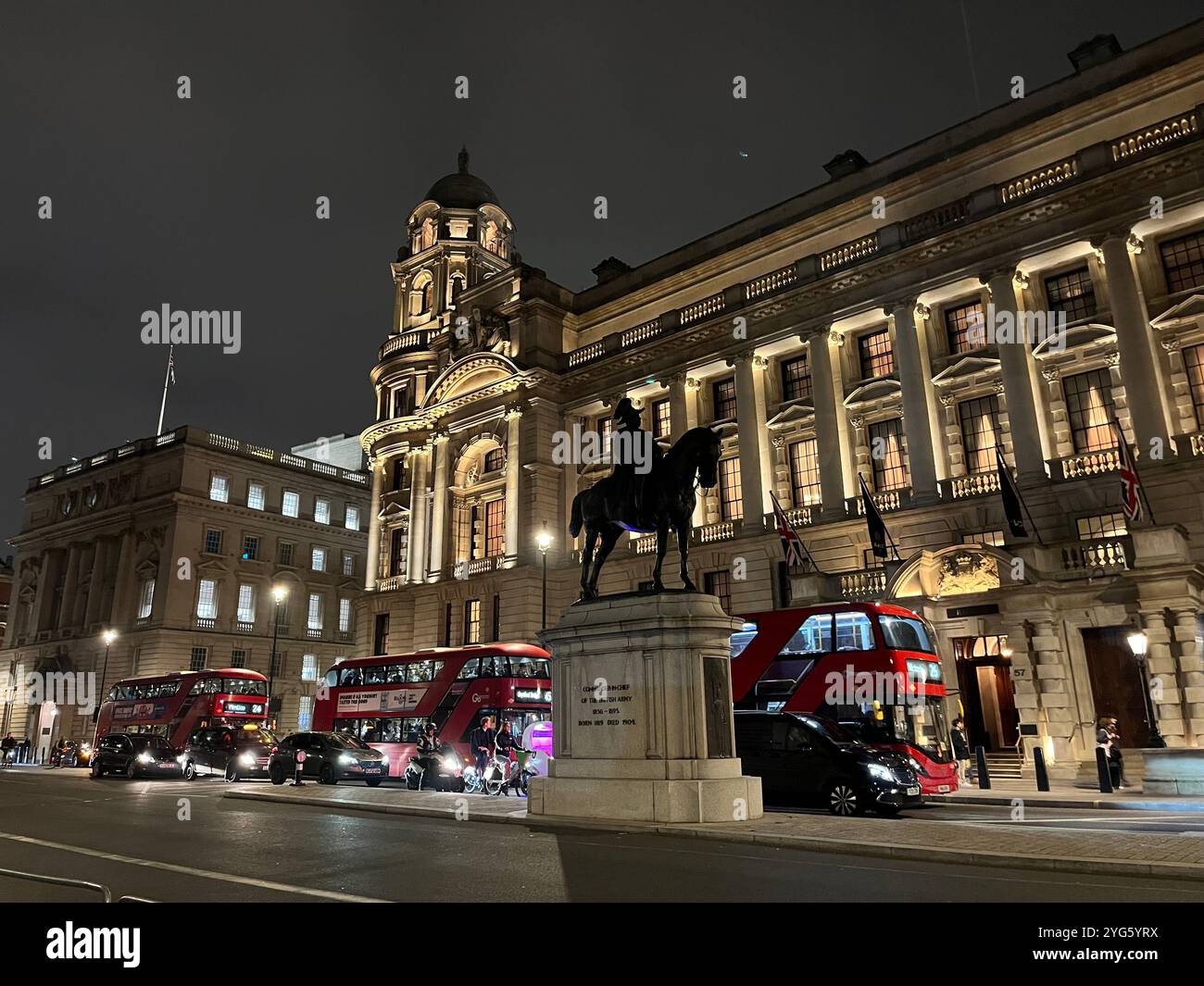 05 November 2024, Great Britain, London: Buses drive along Whitehall ...