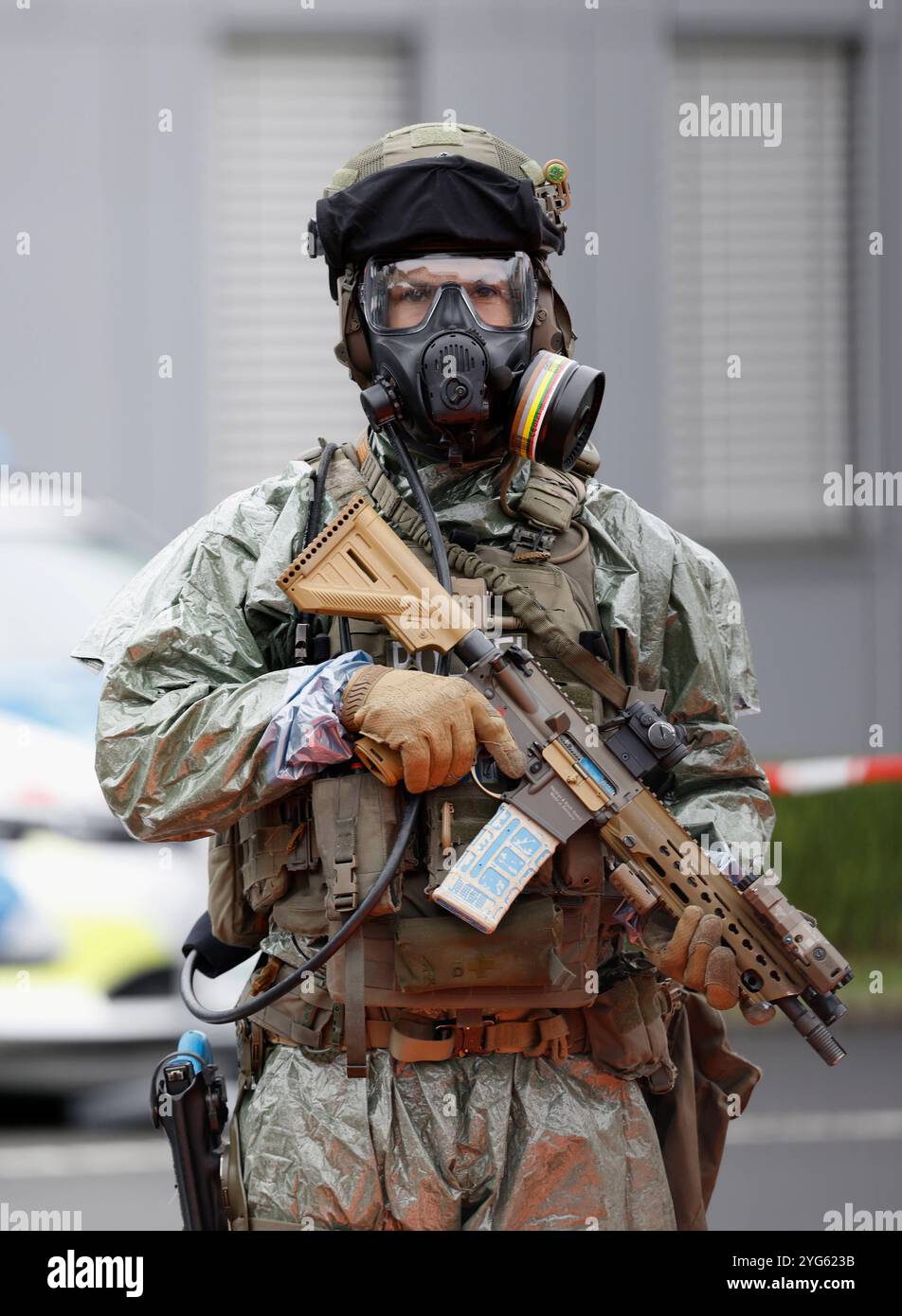 Polizist Spezialeinsatzkommandos SEK mit einem Sturmgewehr HK416, 06.11 ...