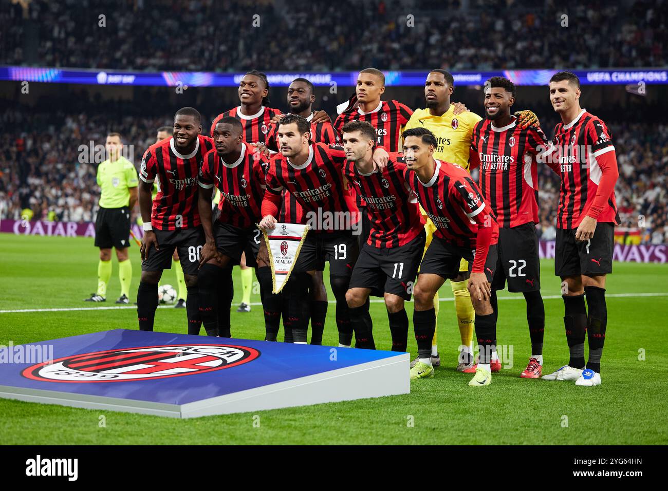 MADRID, SPAIN - NOVEMBER 05: The AC Milan team line up for a photo ...