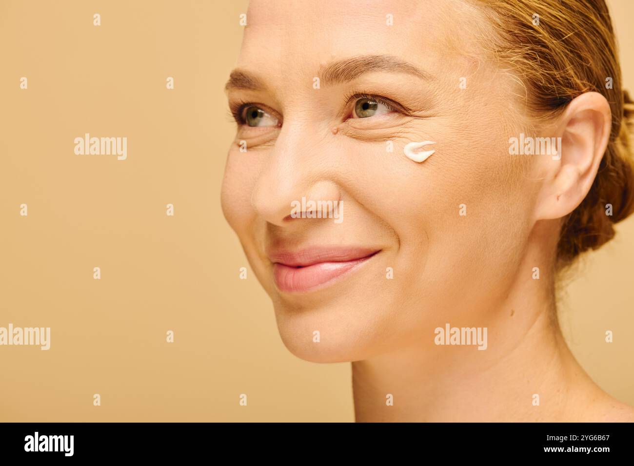 Beautiful woman radiant smile gently hi-res stock photography and ...
