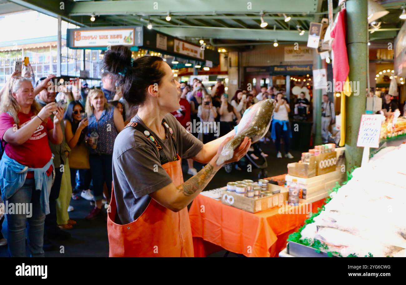 Pike place market throwing the fish hi-res stock photography and images ...
