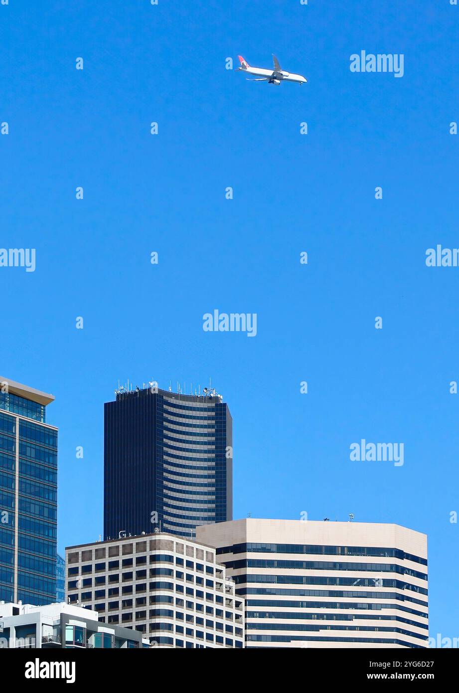 Boeing 737 final approach hi-res stock photography and images - Alamy