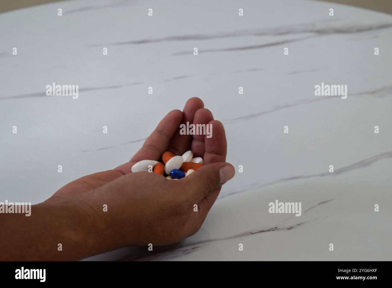 Pills capsules hands painkiller hi-res stock photography and images - Alamy