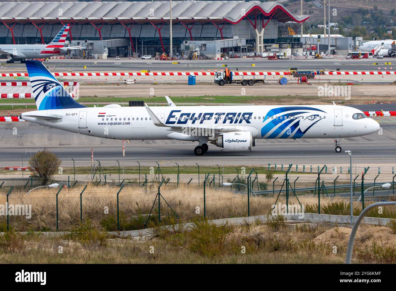 Aeropuerto de Madrid Barajas. Avión de línea moderno Airbus A321 neo de ...