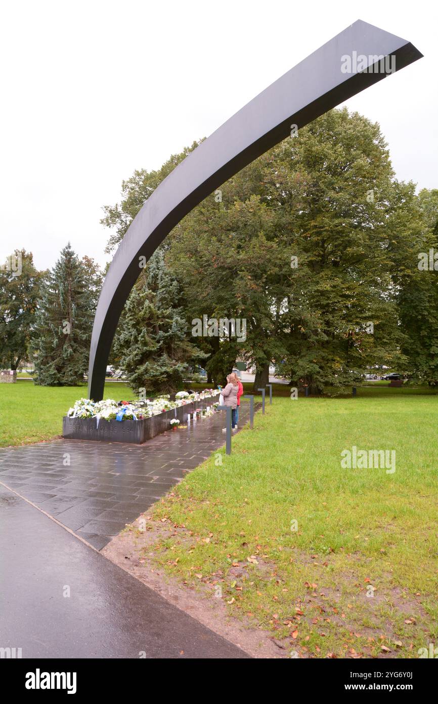 People paying respects at The Broken Line monument (by Villu Jaanisoo ...