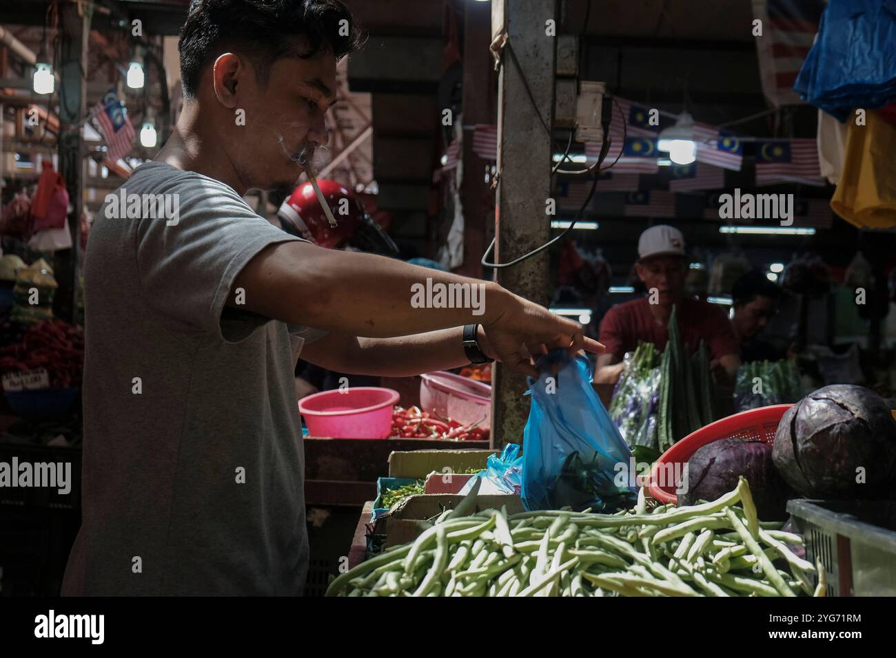 Kuala Lumpur, Malaysia. 05th Nov, 2024. A worker seen using a plastic ...