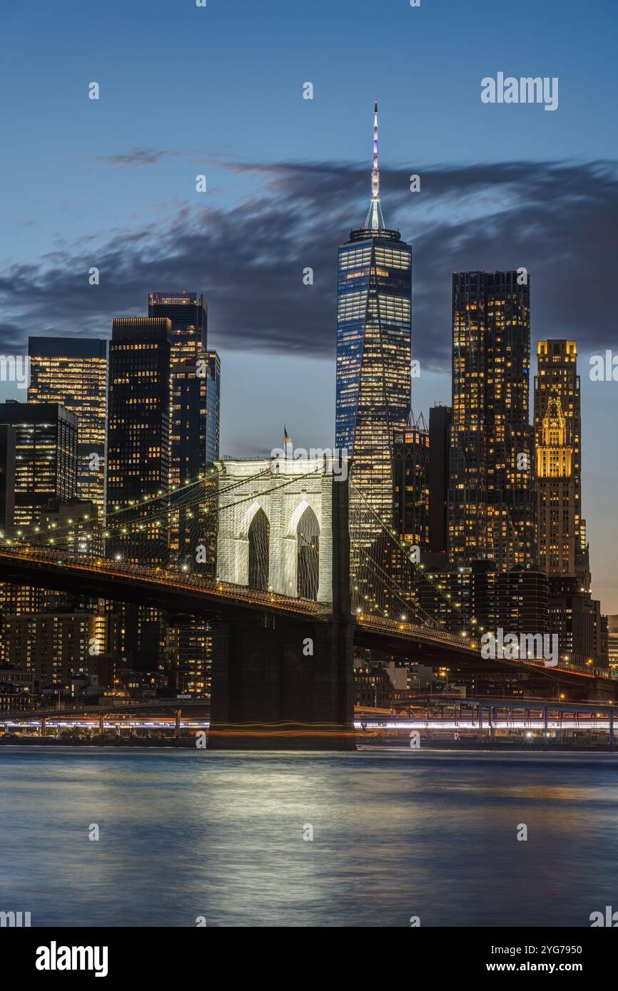 The iconic Brooklyn Bridge and the skyline of lower Manhattan in New ...