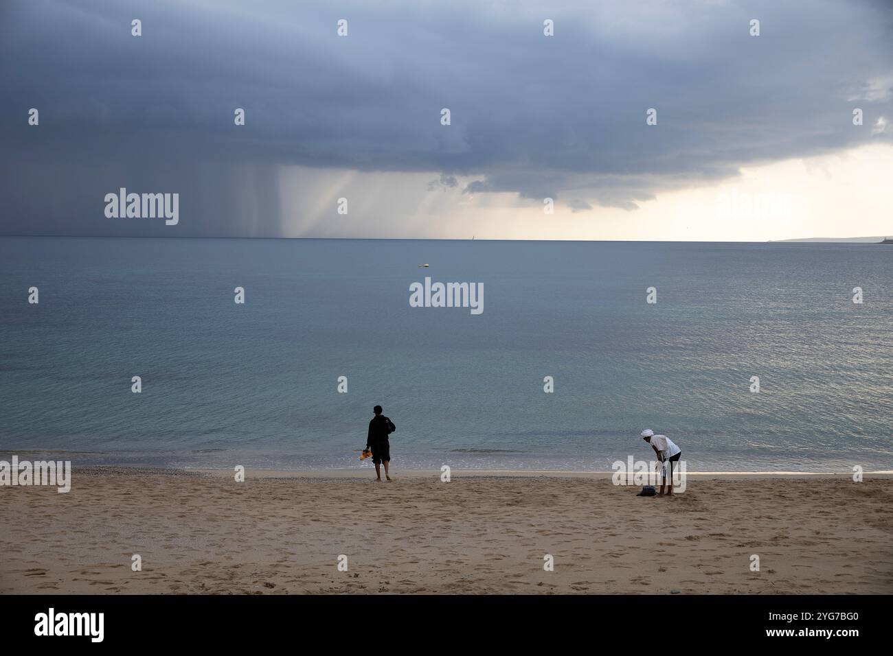 dpatop - 06 November 2024, Spain, Palma: People stand on the beach of ...