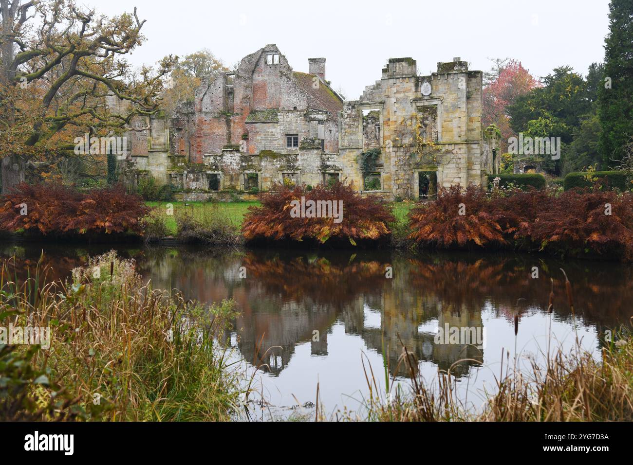 English moated castle hi-res stock photography and images - Alamy