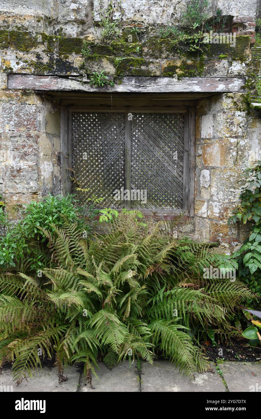Welcoming english castle hi-res stock photography and images - Alamy