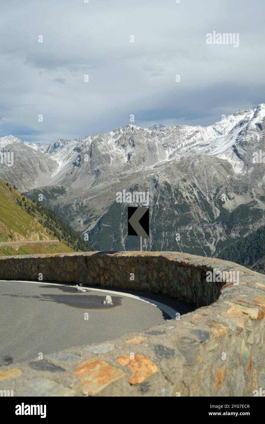 Sharp corner sign hi-res stock photography and images - Alamy