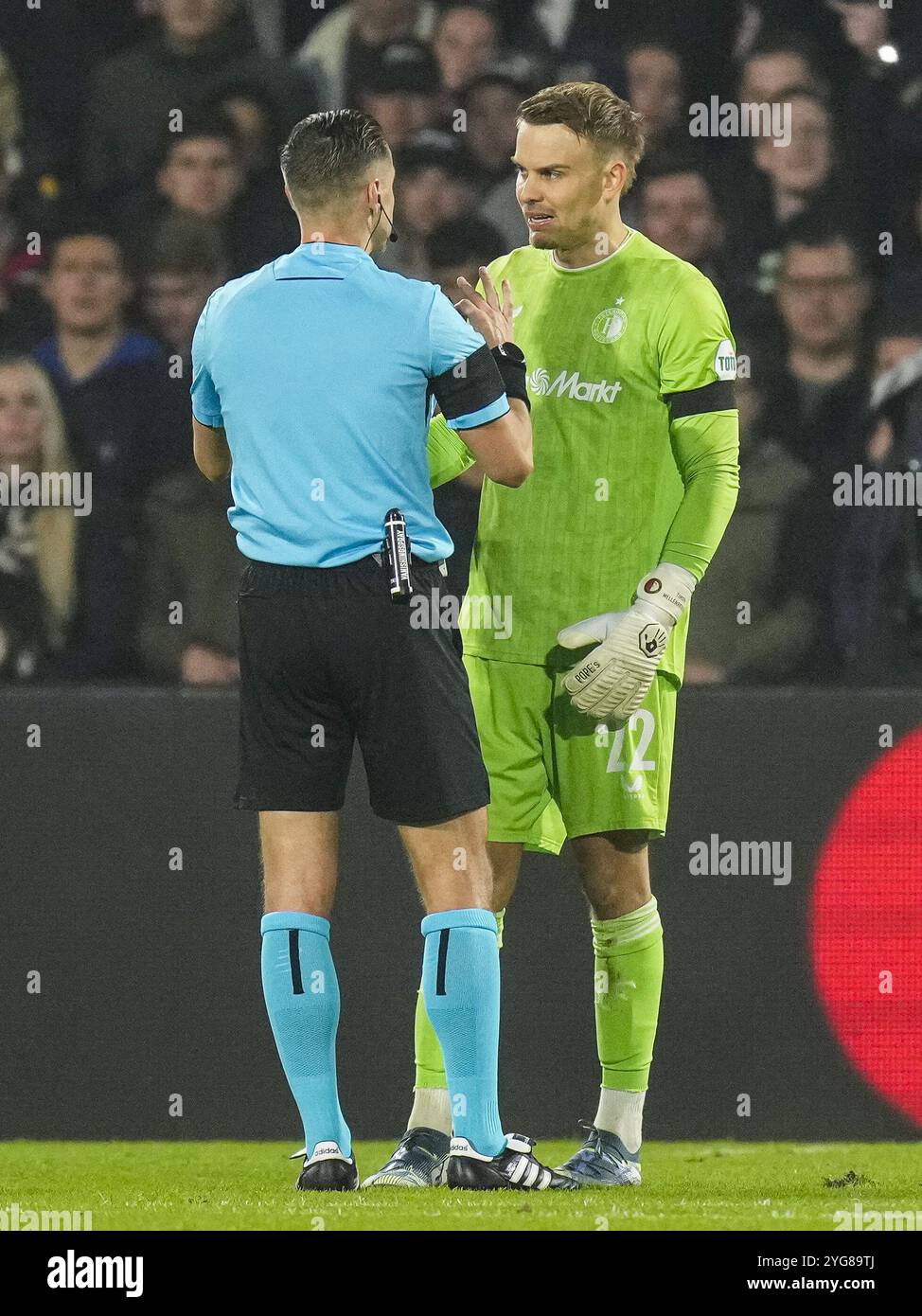 Rotterdam - Referee Donatas Rumsas, Feyenoord keeper Timon ...