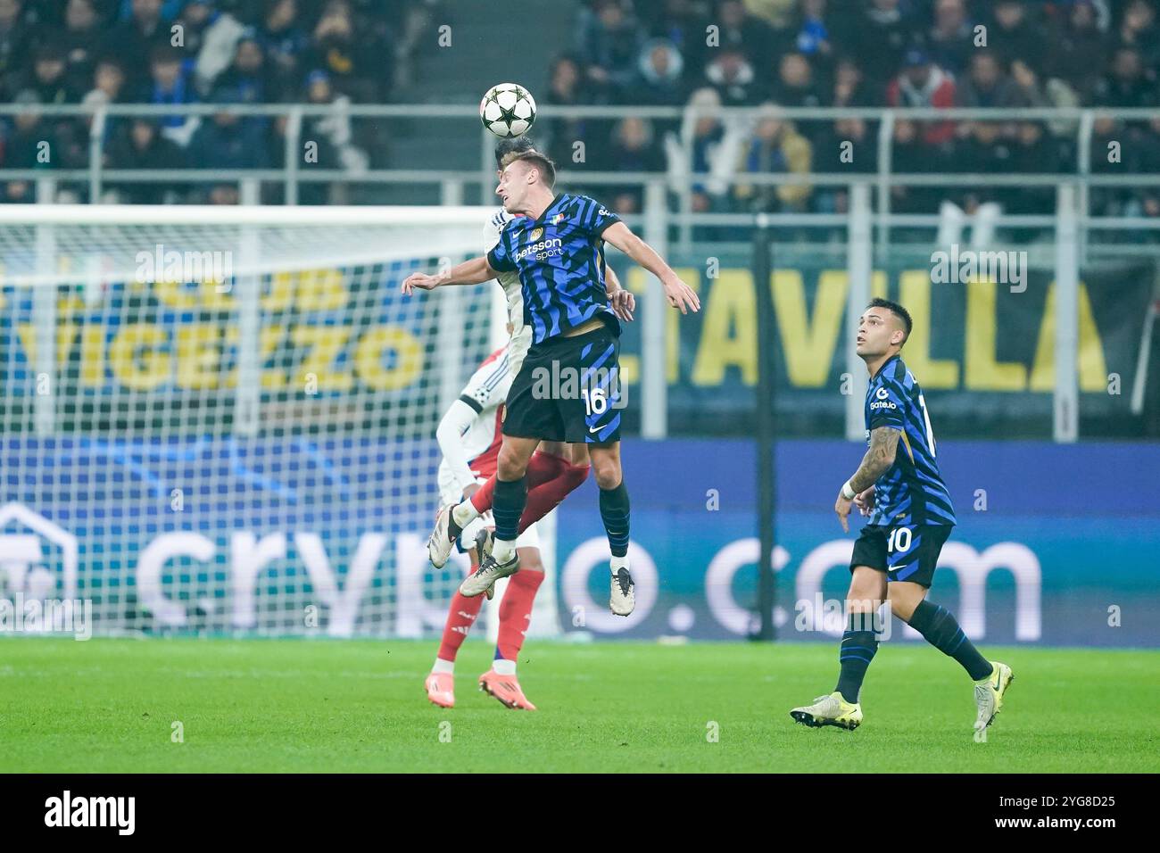 Milano Italy, November 6th 2024: Davide Frattesi (16 Inter) goes up for ...
