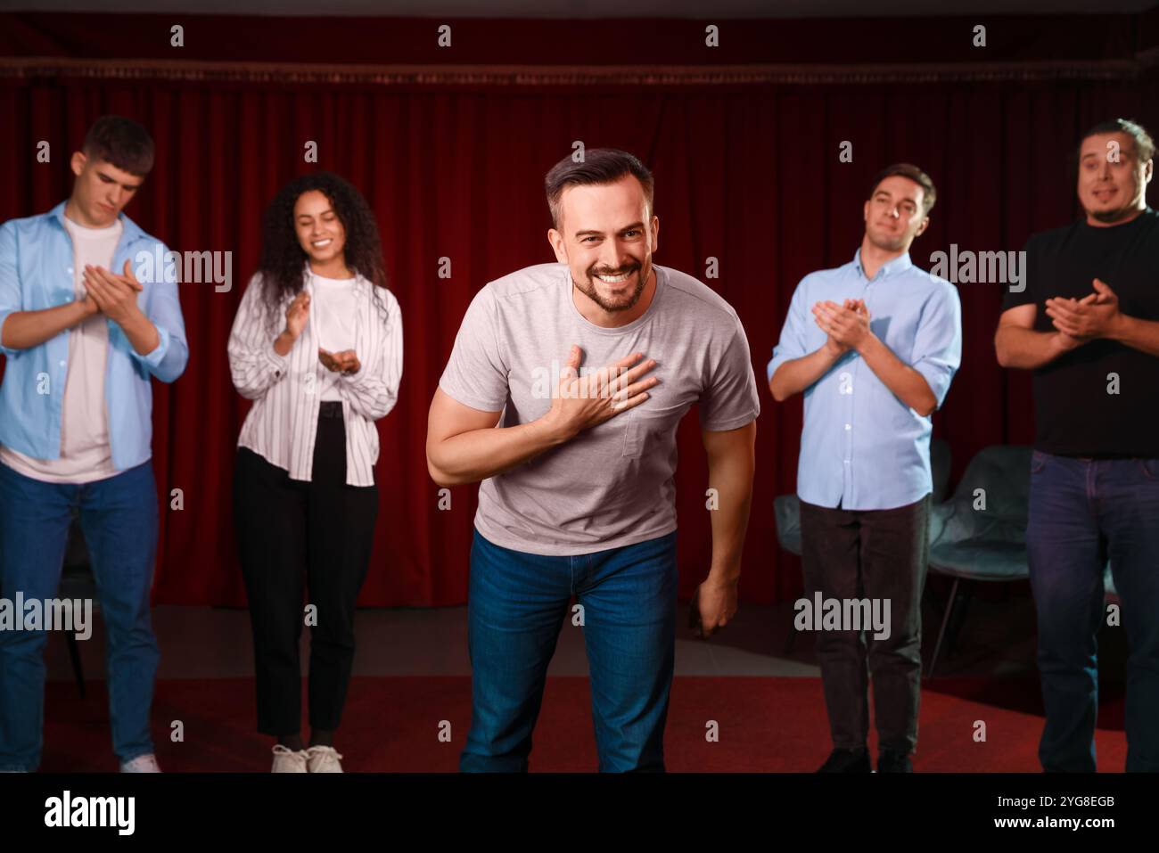 Bowing stage audience hi-res stock photography and images - Alamy