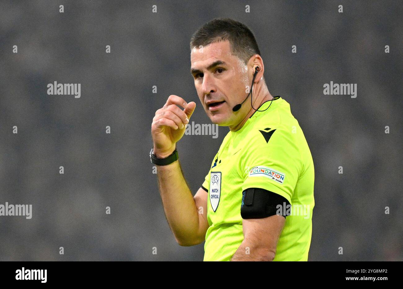 Schiedsrichter Referee Rade Obrenovic (SVN) Gestik Geste VfB Stuttgart ...