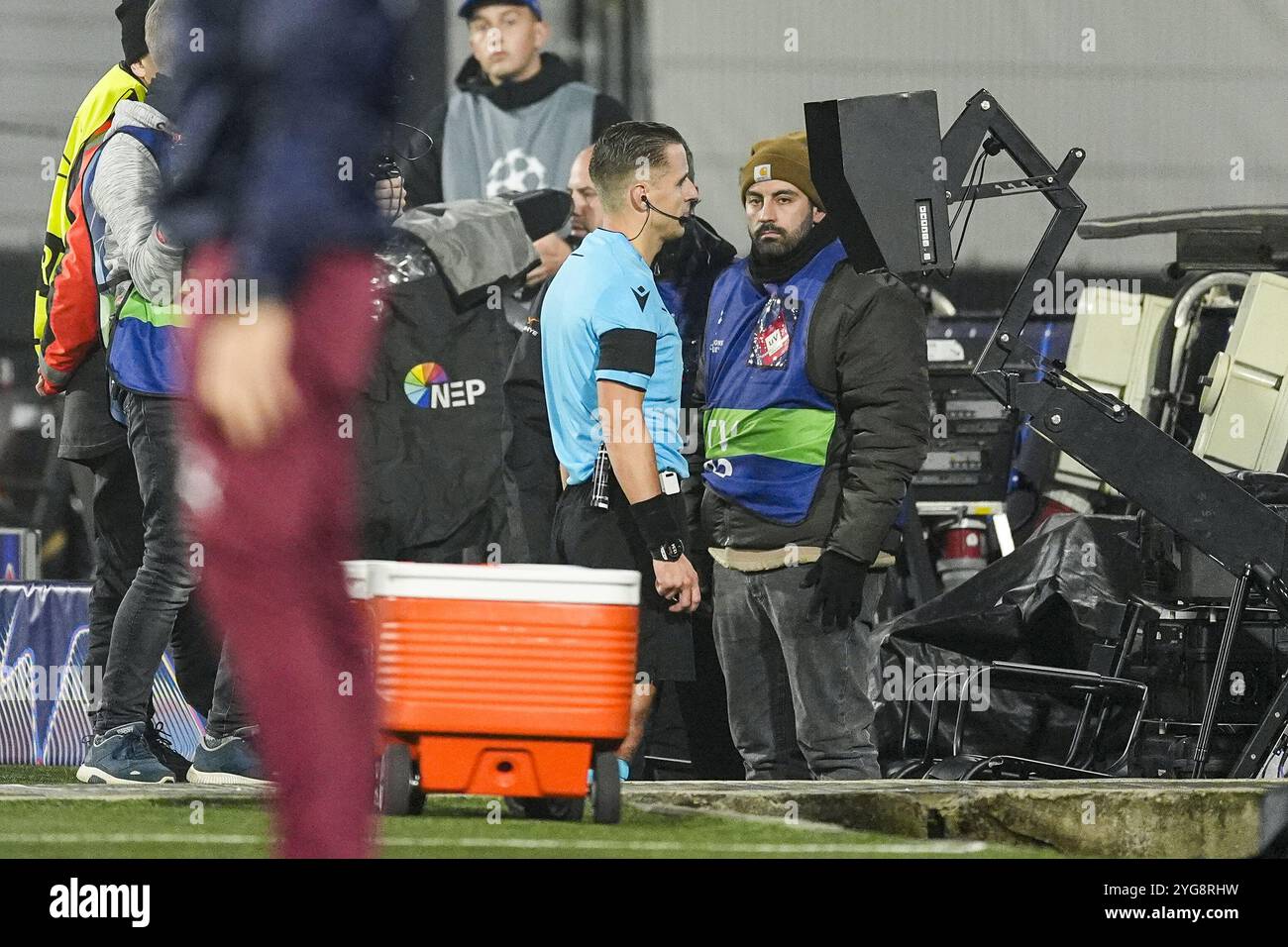 Rotterdam - Referee Donatas Rumsas during the fourth round of the new ...