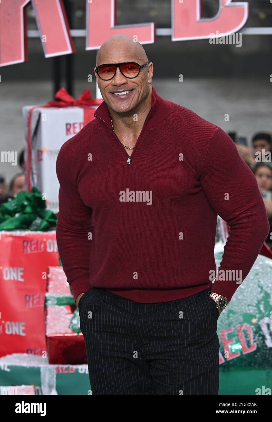Dwayne johnson full body hi-res stock photography and images - Alamy