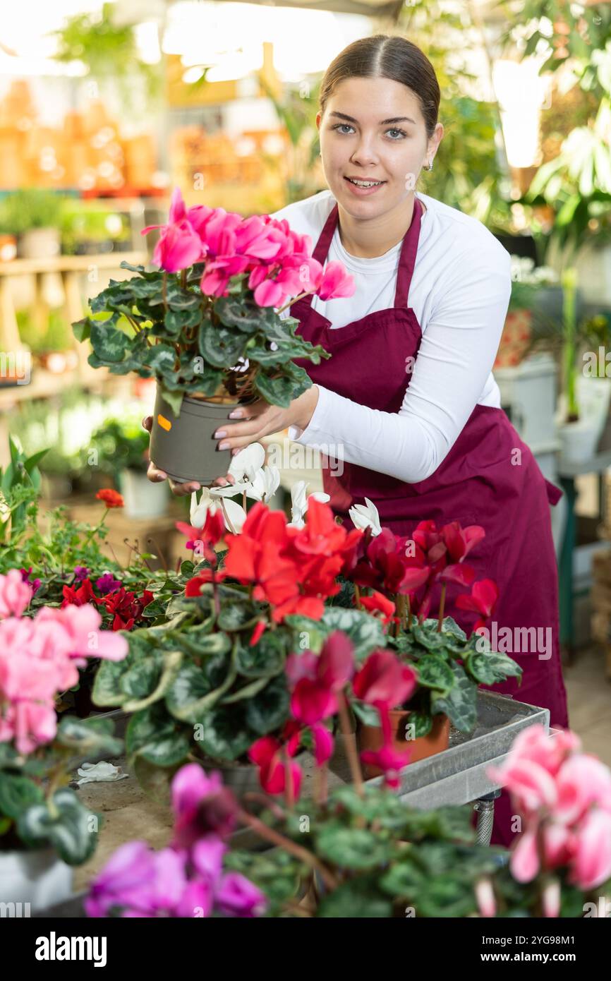 Woman flower vendor arranging bouquet hi-res stock photography and ...
