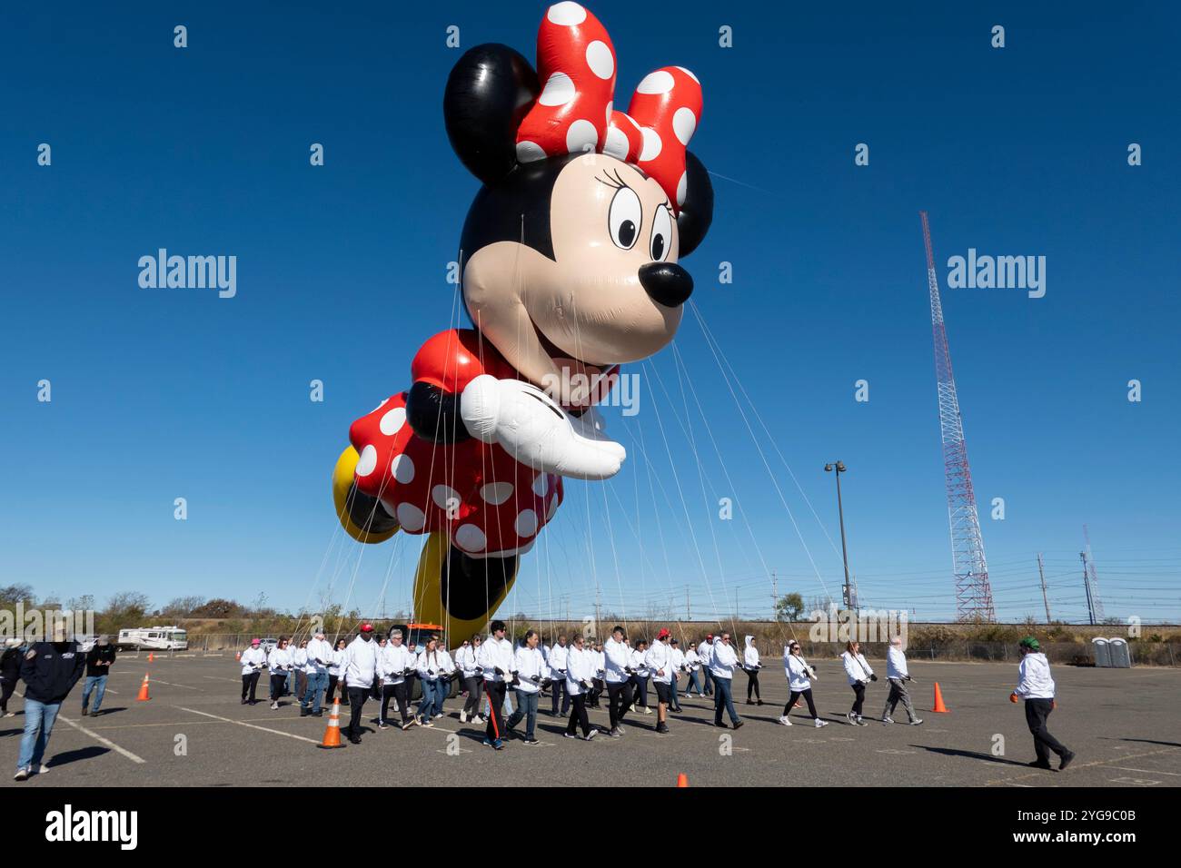 Handlers test fly a new Minnie Mouse balloon in East Rutherford, New ...