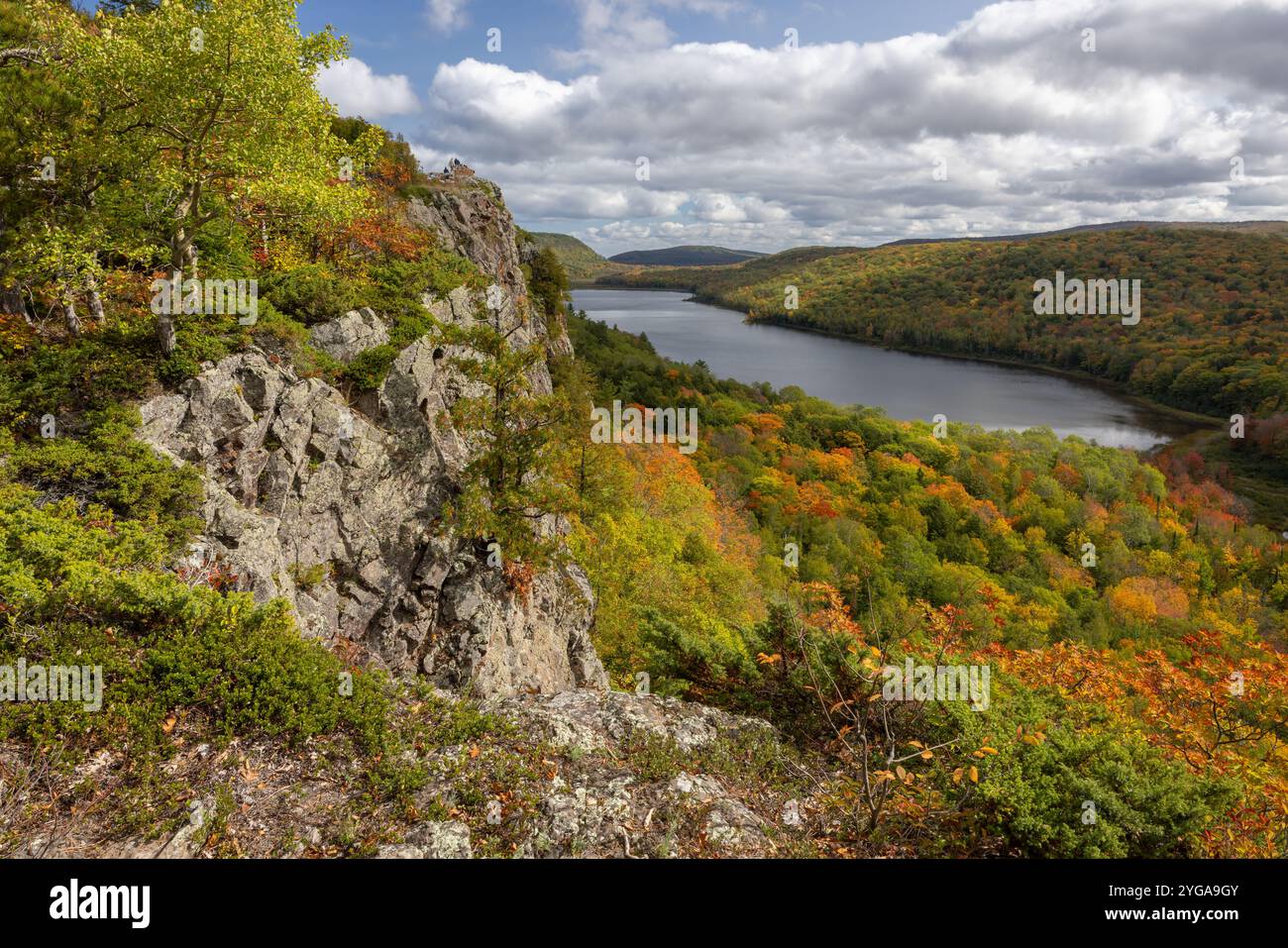 Lake of the Clouds with fall colors seen from Lake of the Clouds Scenic ...