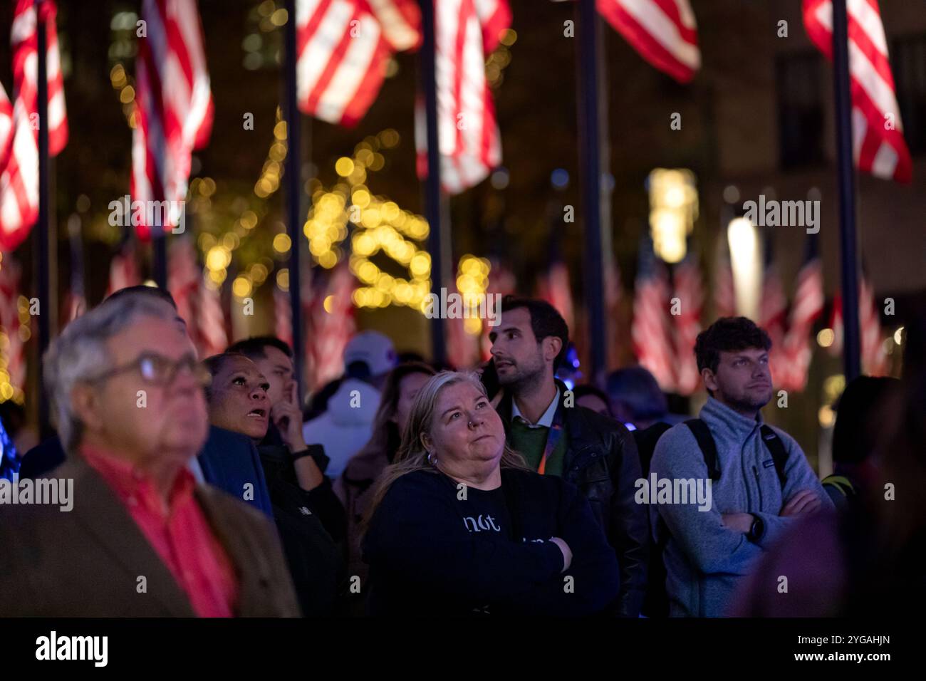 New York, United States. 05th Nov, 2024. Onlookers watch as the 2024 U ...