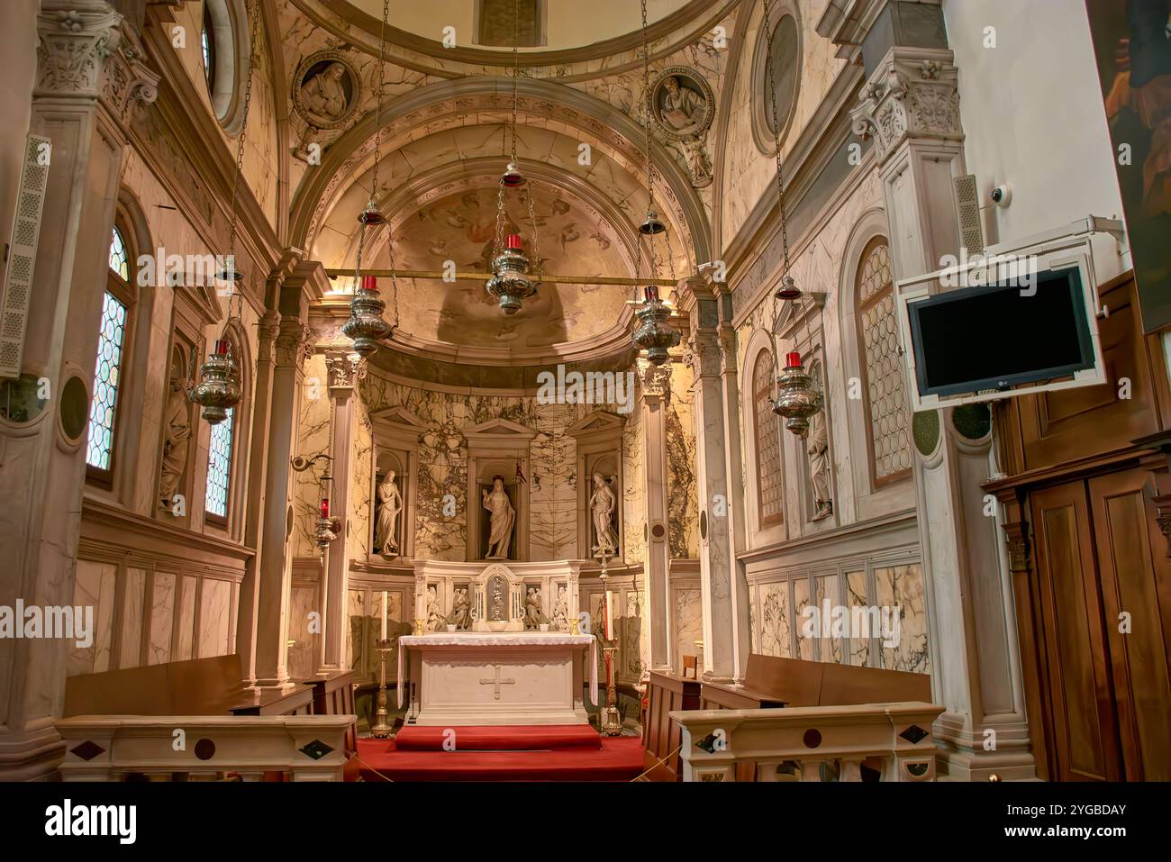 Basilica cattedrale di san pietro apostolo hi-res stock photography and ...
