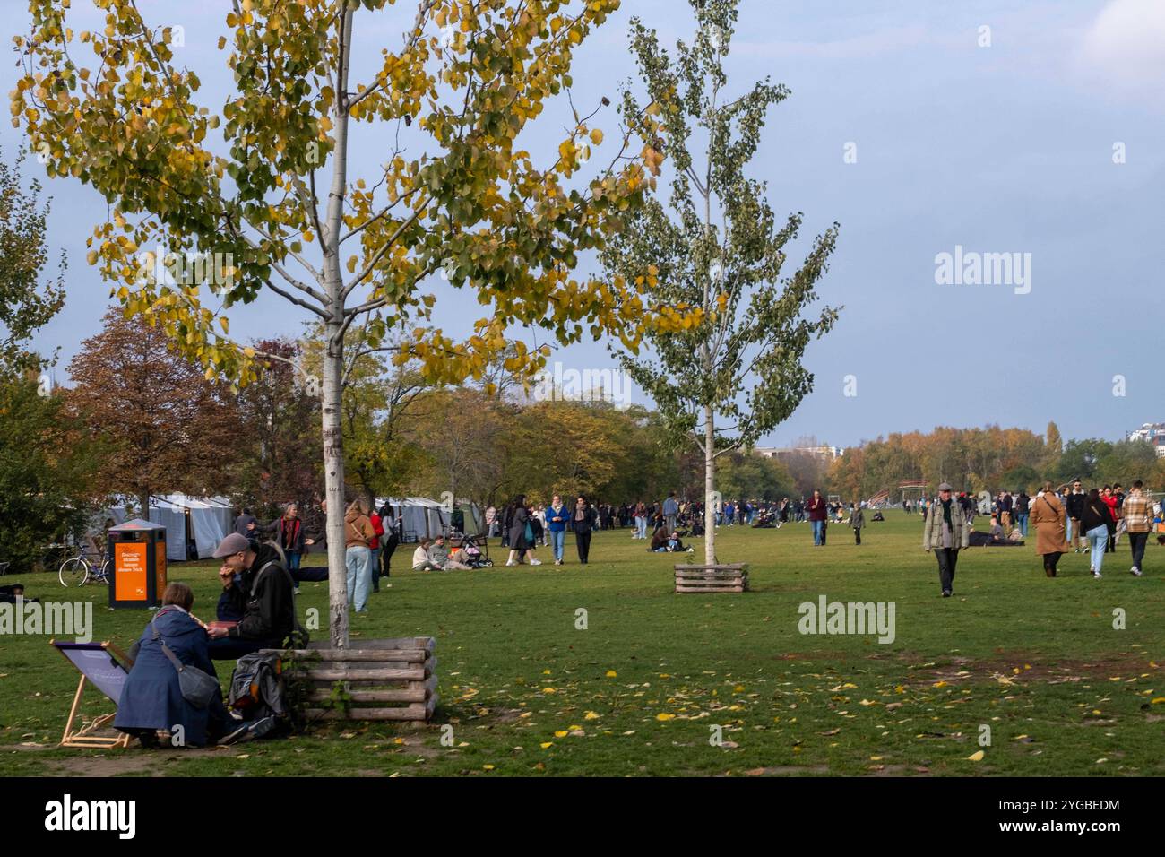 Berliner und Touristen genießen das warme Herbstwetter im Berliner ...