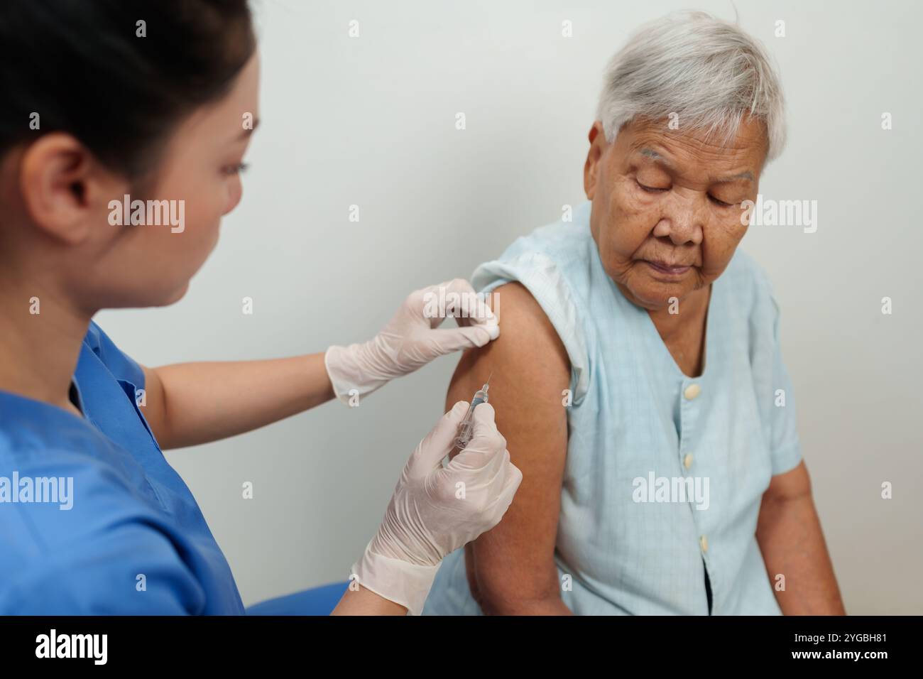 Nurse injection senior hi-res stock photography and images - Alamy