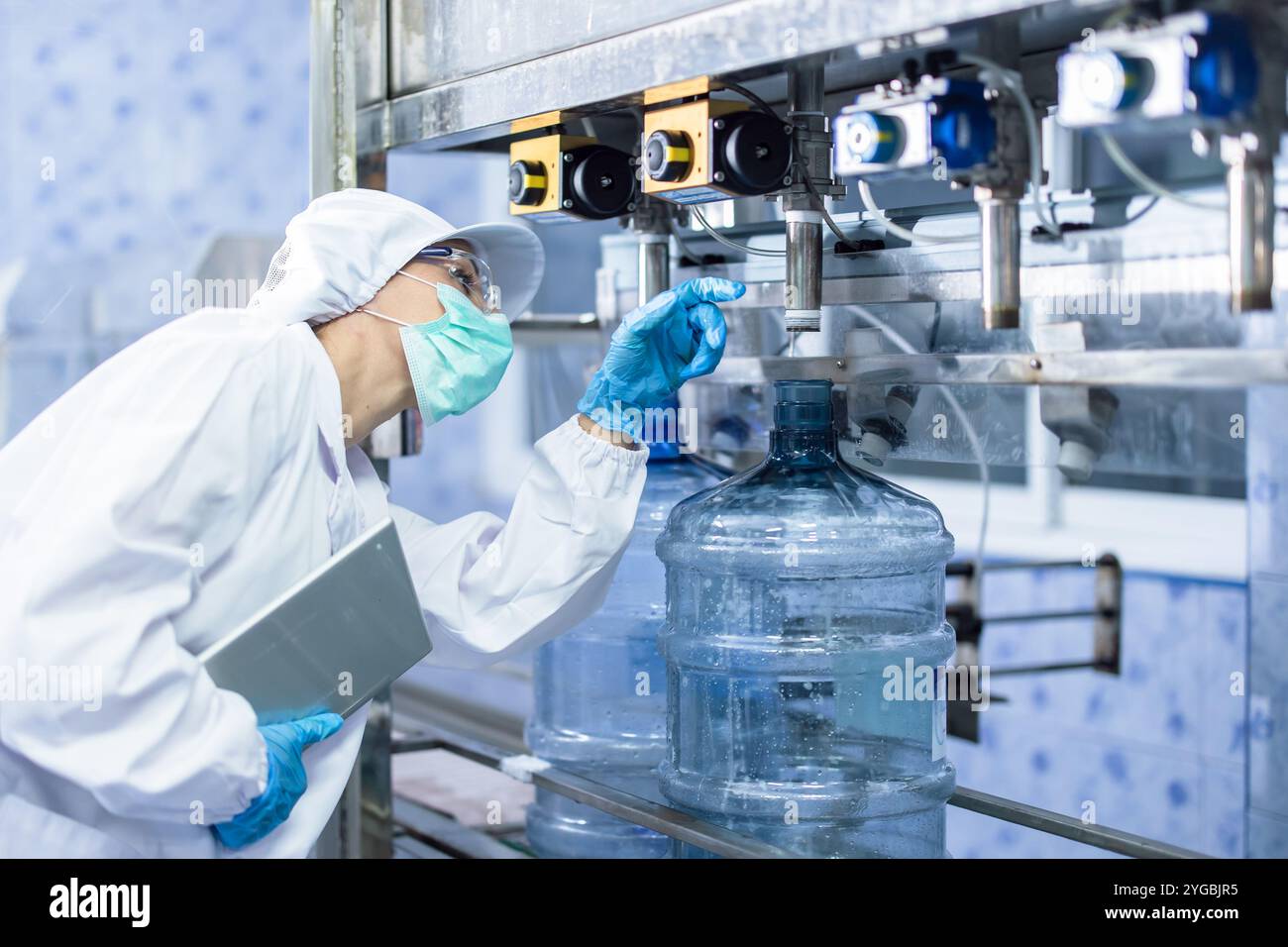 Worker people working in Drinking water factory, Hygiene uniform ...