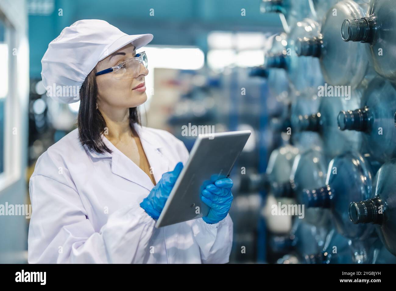 Worker people working in Drinking water factory, Hygiene uniform ...