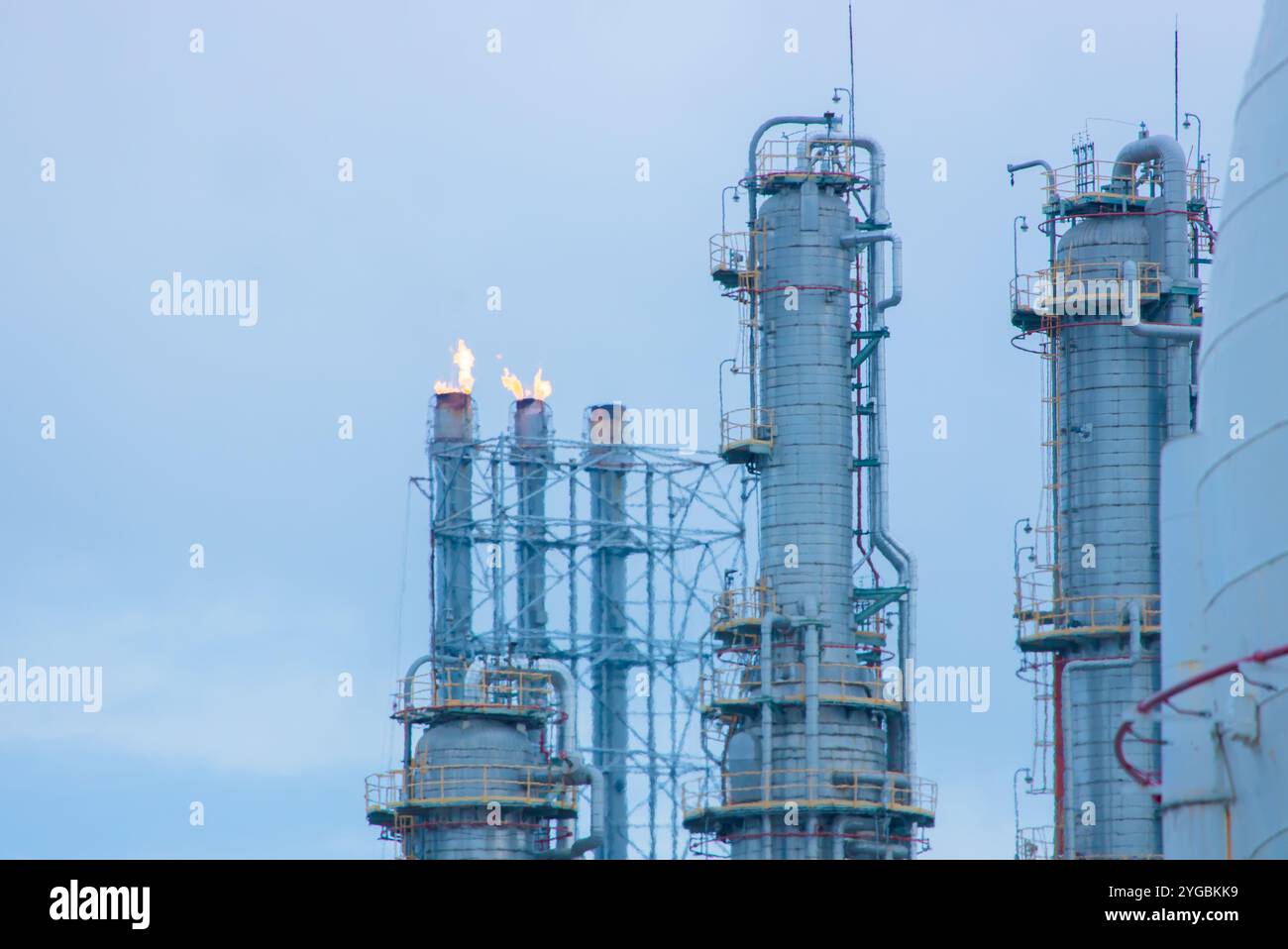 Oil derrick flame hi-res stock photography and images - Alamy