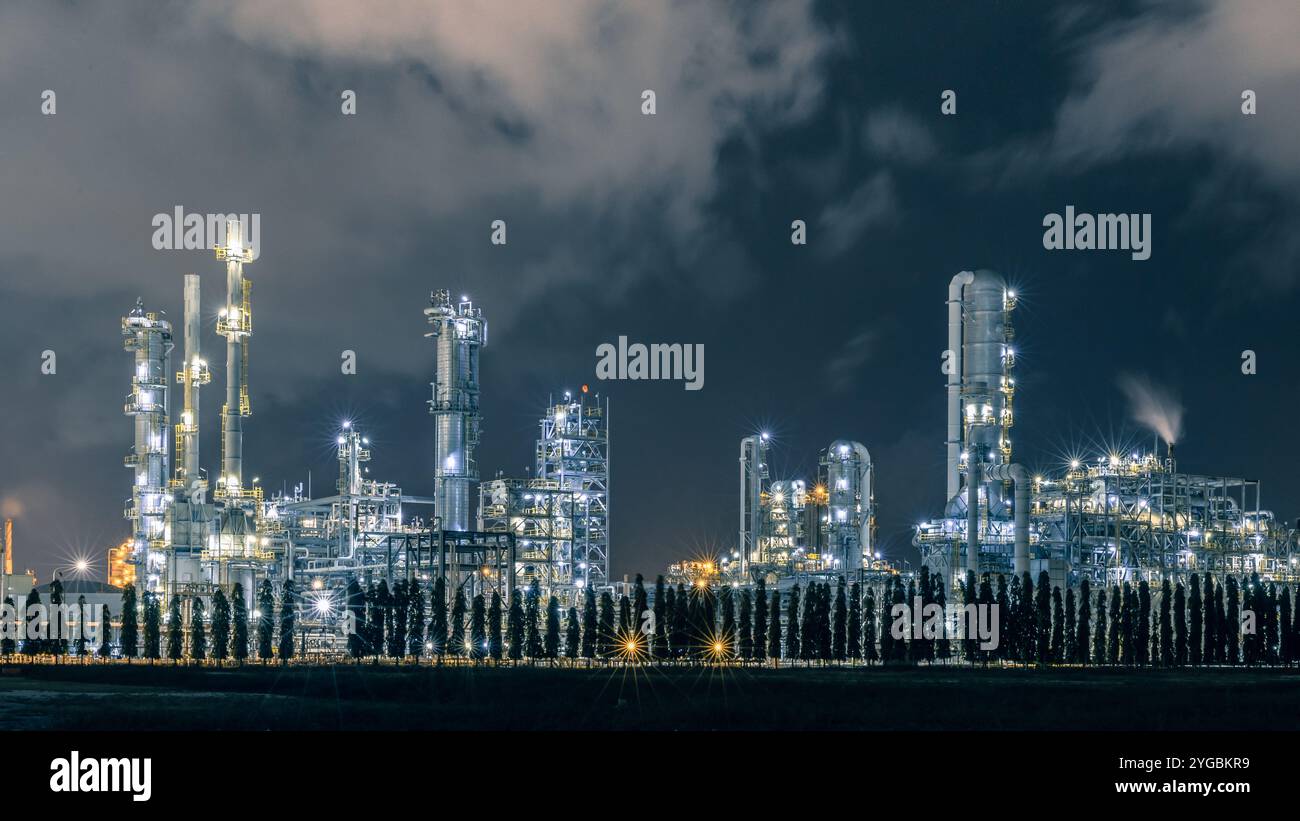 Refinery Oil and Gas Power Energy Industrial at Twilight, Oil Refinery ...