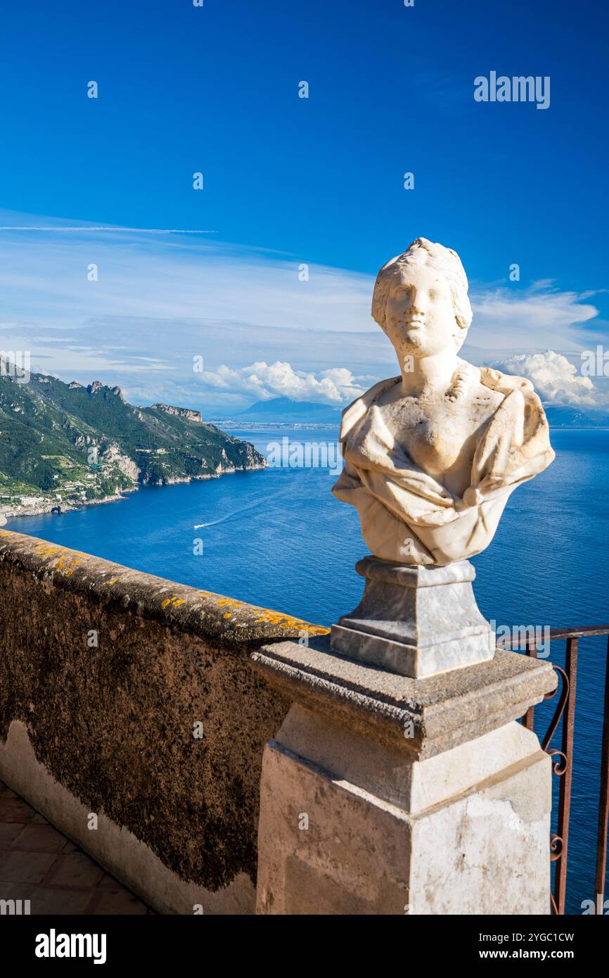 Terrazza dell'Infinito scenic belvedere, Villa Cimbrone, Ravello ...