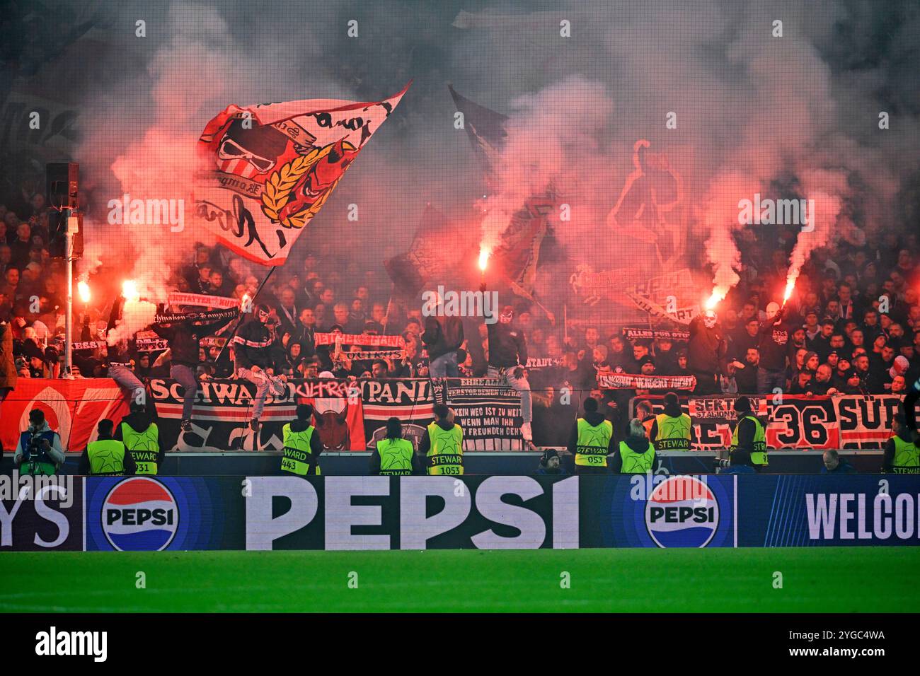 Pyro bengalos hi-res stock photography and images - Alamy