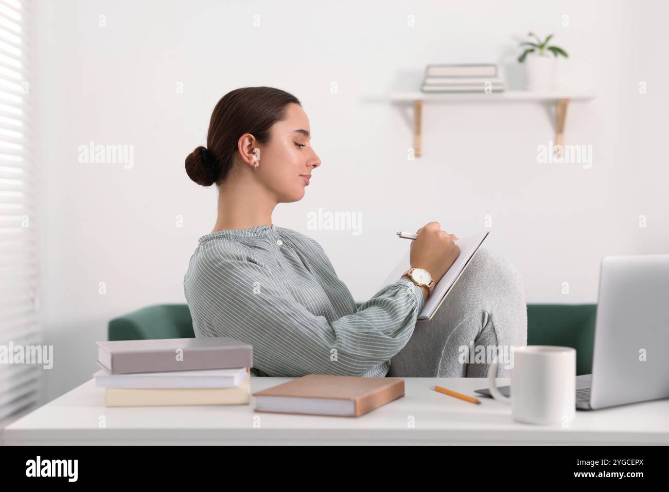 Student taking notes lecture hi-res stock photography and images - Alamy