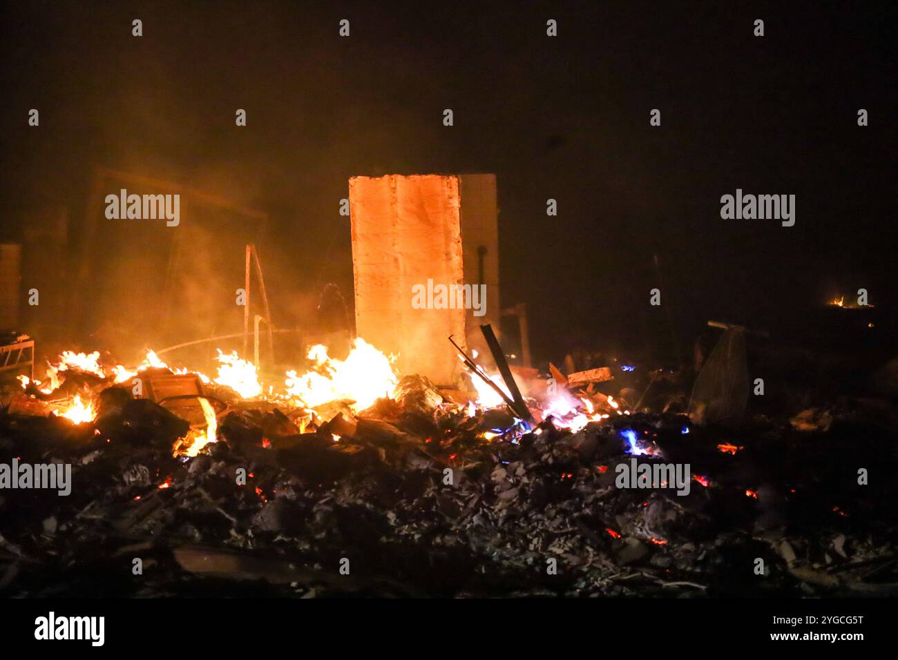 Camarillo, California, USA. 6th Nov, 2024. Mountain Fire burned homes ...